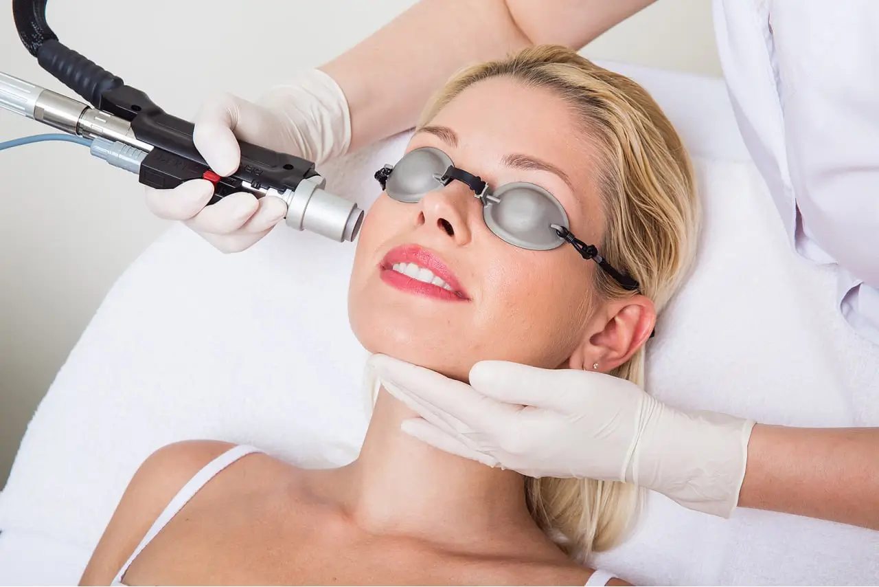 Fotoatjaunošana ar Aleksandrīta Lāzeru Deka Again Pro - VIVIDERM